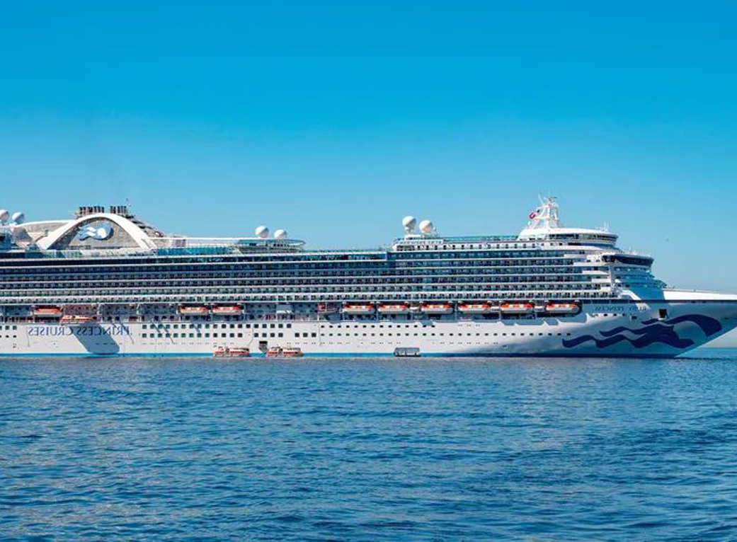 Cruise Ship Appears in Live Footage as SpaceX Crew-11 Descends for ...